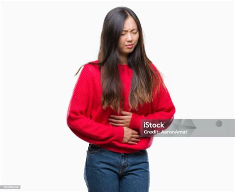 이상의 겨울 스웨터를 입고 젊은 아시아 여성 격리 속에 손으로 배경 때문에 소화 불량 고통 스러운 질병 기분이 나쁘다 통증 개념입니다 가을에 대한 스톡 사진 및 기타 이미지