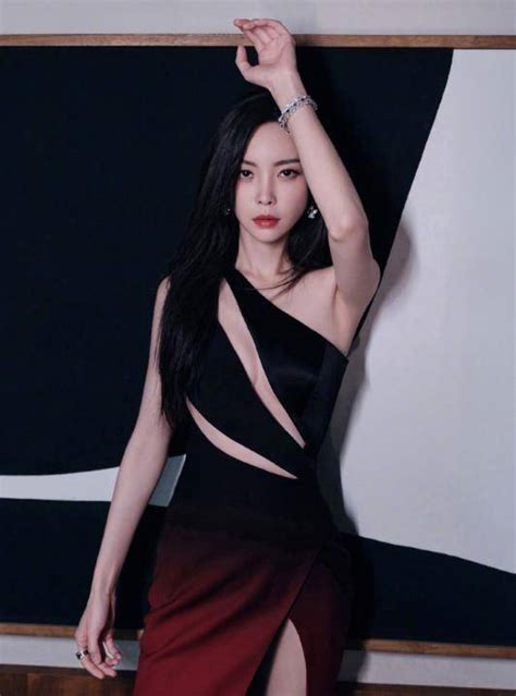 微博之夜小花集体高冷？张婧仪欧阳娜娜于文文一身黑，捂得真严实 搜狐大视野 搜狐新闻