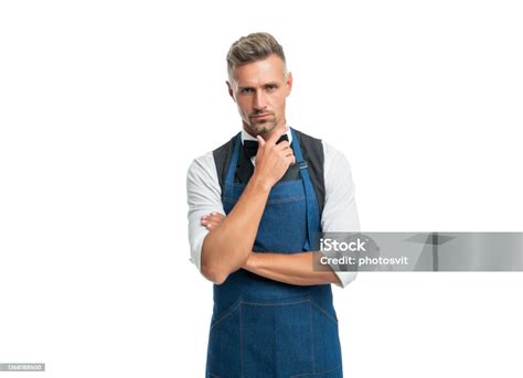 바리스타 앞치마와 활 쓰다듬어 턱에 심각한 사람 고립 에 흰색 개념에 대한 스톡 사진 및 기타 이미지 개념 개인 장식품 경영자 Istock