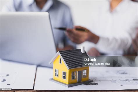 Brainstorming Group Of Architects And Engineers Discuss Building