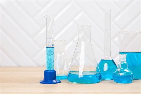 테스트 튜브가 있는 실험실 유리제품 플라스크 드롭퍼 페트리 접시 과학 실험실용 컵 및 실린더 0명에 대한 스톡 사진 및 기타 이미지 Istock