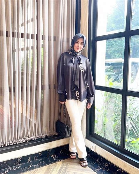 10 Potret Dhena Devanka Mantan Istri Jonathan Frizzy Pakai Hijab Ingin