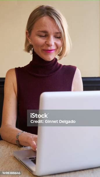 Wanita Pirang Dewasa Yang Cantik Dengan Senang Hati Melakukan