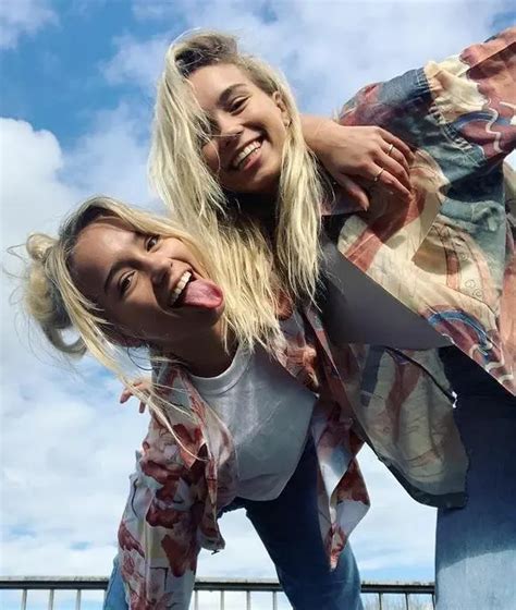 Happy Girls Scrolller