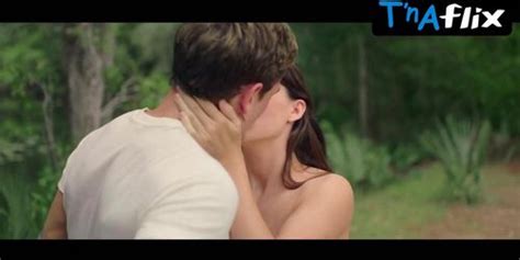 Daisy Edgar Jones Sexy Scene In Where The Crawdads Sing