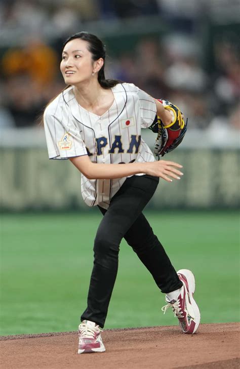 【フォト】マウンド上で「イナバウアー」 荒川静香さんが始球式 産経ニュース