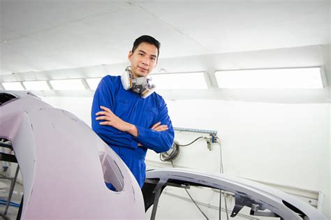 기업가 사업가 중소기업 소유자 차고 자동차 수리점 화가 점프 수트와 먼지 마스크를 착용 차를 연마 팔짱 낌에 대한 스톡 사진 및