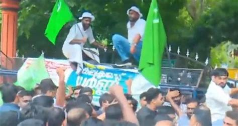 പ്ല സ് വ ണ്‍ സീ റ്റ് പ്ര തി സ ന്ധി മ ല ബാ റി ല്‍ മു സ്‌ ലിം ലീ ഗ് പ്ര തി ഷേ ധം