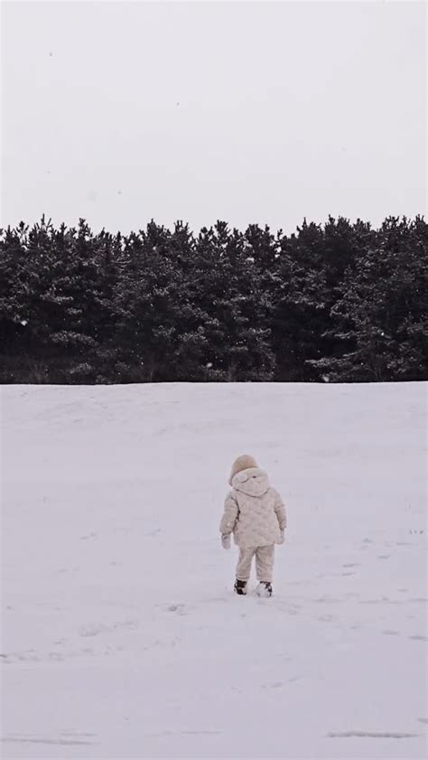 우리제이 오늘무슨생각을 했을까 이리 좋은 눈밭이 지천인데 아빠가 바빠서 잘놀아주지도 못하고 곳곳에 우리제이가 놀만한대를 알지만 항상 머릿속으로 상상하며 시기를 늦추는게 맘이