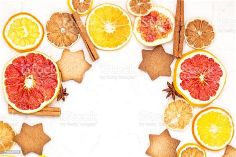 카피 스페이스와 흰색 배경에 다양한 감귤류 진저 브레드와 향신료의 말린 조각의 테두리 0명에 대한 스톡 사진 및 기타 이미지 0명 갈색 개념 Istock