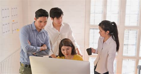 Ux Ui 개념 컴퓨터 및 디지털 태블릿에서 Ux Ui 프로젝트를 작업하는 개발 소프트웨어 팀은 프로젝트 계획을 상담합니다