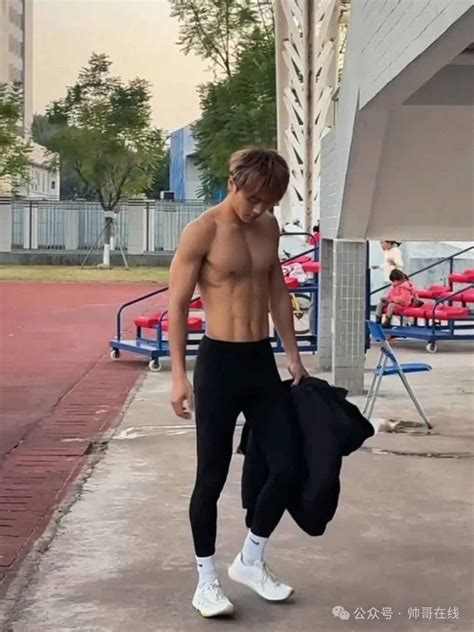 颜体同修的20岁高弹黑皮男大体育生,实力应该很强! 小蓝短视频 颜体同修的20岁高弹黑皮男大体育生,实力应该很强! 小蓝短视频