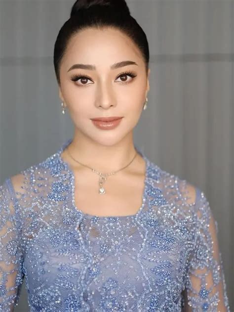 Adu Gaya Kondangan Nikita Willy Dan Erina Gudono Pakai Kebaya Saat