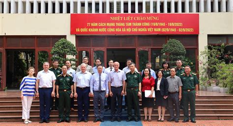 Chủ tịch Viện Hàn lâm Khoa học và Công nghệ Việt Nam làm việc với Viện Nghiên cứu khoa học dược