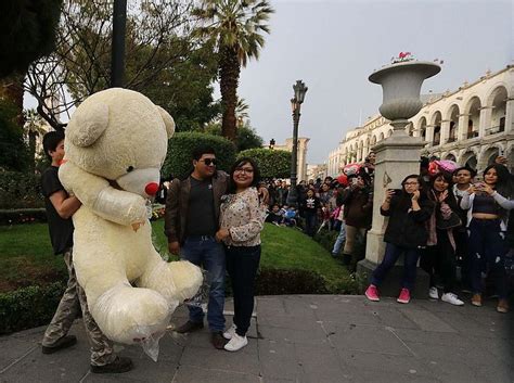 Joven Sorprende A Su Chica Con Oso Gigante Fotos Edicion Correo