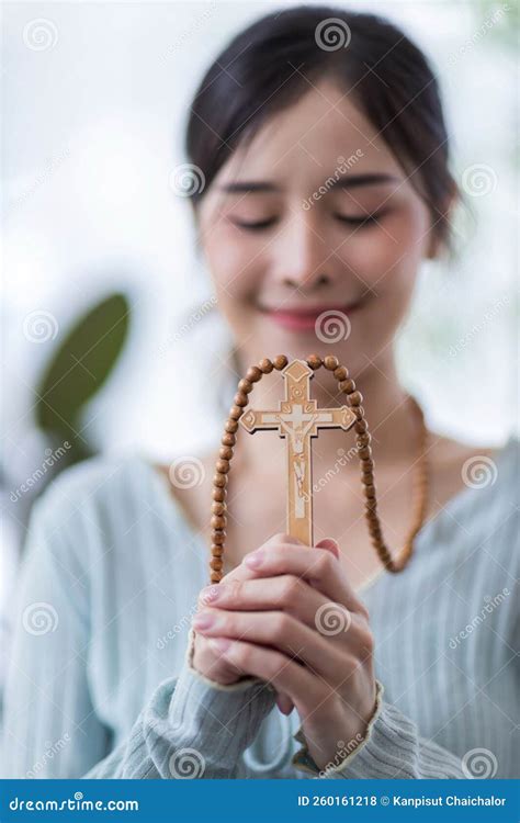 Concepto De Mujer En La Religión Rezando A Dios Mientras Sostiene Un