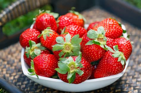 Почему КЛУБНИКА горькая на вкус? Что делать?