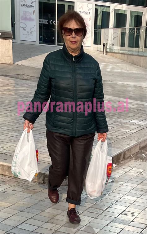 Fotot Nga Paparazzi Yllka Mujo Me Qese Në Duar Duke Bërë Pazar Si Duket Aktorja Në