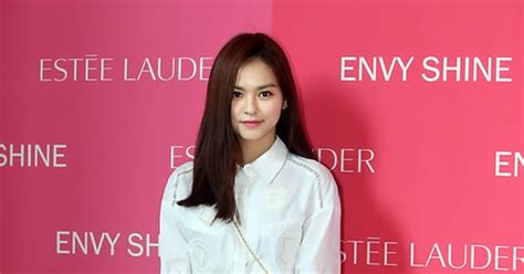 포즈 취하는 김윤혜