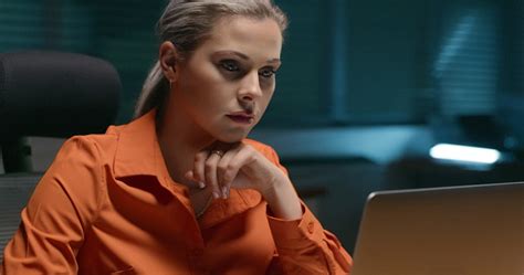 노트북 독서 및 사무실에서 여성 밤과 보고서를 위해 생각하고 진지하고 마감 시간에 늦게까지 일합니다 디지털 온라인 및 변리사로서 로펌 및 프로젝트에서 아이디어 법률 및