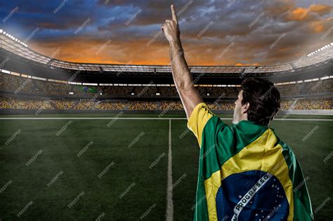 Jogador De Futebol Brasileiro Com A Bandeira Do Brasil Nas Costas