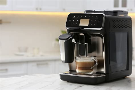 부엌의 흰색 대리석 조리대에 유리 라떼 컵이있는 현대 커피 머신 기계류에 대한 스톡 사진 및 기타 이미지 기계류 커피 마실 것 주방용 기기 Istock