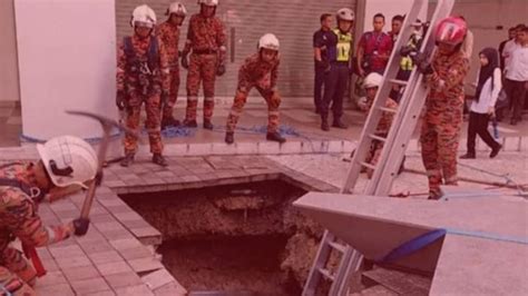 Yer Yarıldı Yerin Içine Girdi Çukura Düşen Kadın Kayboldu