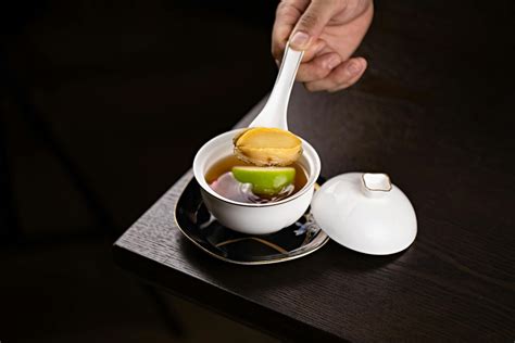 고명 기쁨 대식가 동부 음식 뜨거운 음식 럭셔리 다이닝 럭셔리한 레스토랑 설정 맛 맛있는 식사 매우 복잡한 먹음직스러운 손 수프 수프 요리 숟가락