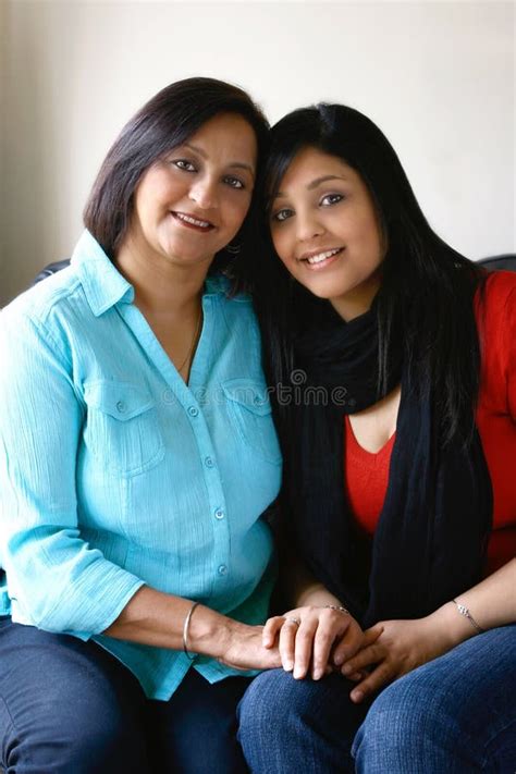 Schöne Nackte Mutter Und Kleine Tochter Jahre Mit Langem Bro Stockbild Bild von liebe mamma