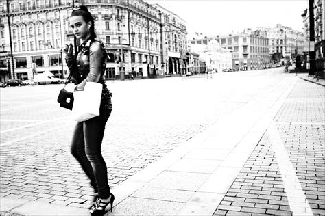 배경 화면 얼굴 사람들 화이트 여자들 단색화 초상화 눈 시티 모스크바 도시의 도로 사진술 유행 소니 러시아 제국 생명 공공의 샷 보행자