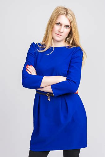 백인 금발 여자의 초상화입니다 흰색 바탕에 대 한 파란색 드레스에 포즈 세로 이미지 구성 30 34세에 대한 스톡 사진 및 기타 이미지 Istock