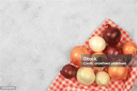 회색 콘크리트 배경에 양파의 다양한 종류 가을에 수확의 개념 농업에서 번식을위한 빨강 흰색과 황금 양파 가을에 대한 스톡 사진 및 기타 이미지 Istock