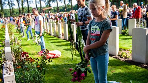 Le Nettoyage Des Tombes Avec Bernard Brucker Die Reinigung Von Gräbern Mit Dem Bernard Brucker