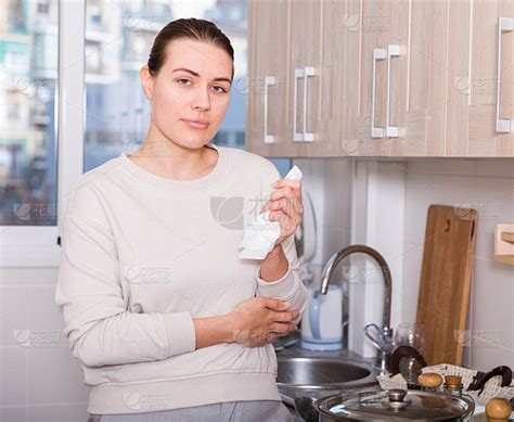 一个家庭主妇在厨房里做饭的时候很沮丧