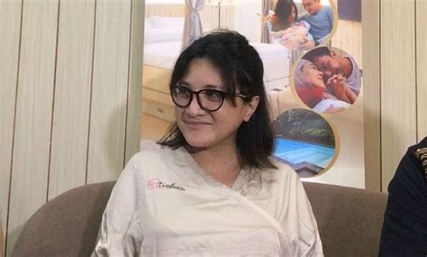 Giving Birth At The Age Of 42 8 Portraits Of Kiki Amalia Sharing The