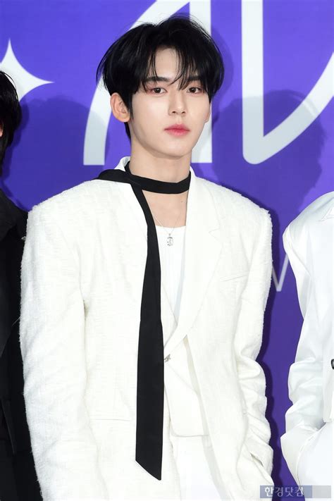 포토 제로베이스원 한유진 멋지다 이 남자