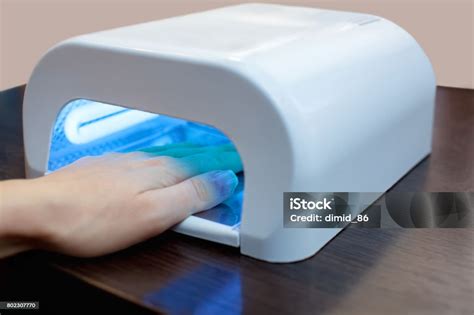 전문 자외선 손톱 매니큐어 램프 포탄 젤 여자의 손으로 연마 건조 붙임 머리에 대한 스톡 사진 및 기타 이미지 붙임 머리