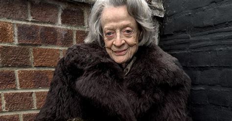 Osviežujúco Neočakávaná Tvár Najnovšej Kampane Loewe Maggie Smith Novinky Top Fashion