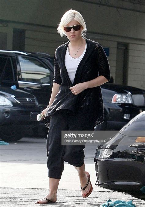 Elisha Cuthbert Feet Elisha Cuthbert Feet