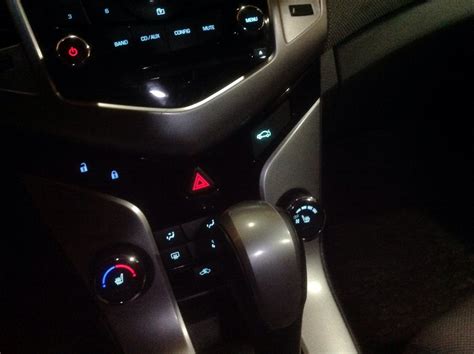 Кнопка открытия багажника с салона — Chevrolet Cruze (1G), 1,4 л, 2010 ...