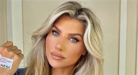 Cbs Sideline Reporter Melanie Collins Causes Stir At Nfl Games
