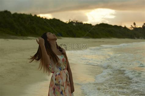 海边的女性高清图片下载 正版图片502055203 摄图网