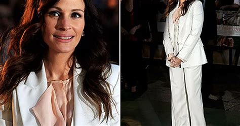Julia Roberts Covers Up Her Armpits At Eat Pray Love Premiere