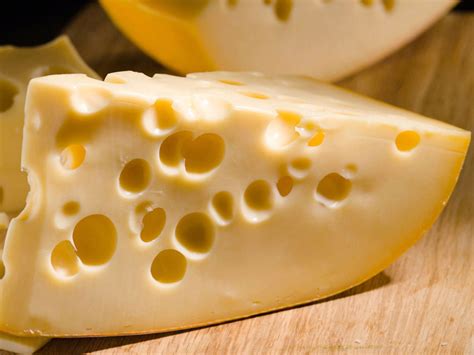 Světoznámý Děrovaný Sýr Emmental Pochází Ze Švýcarska Ck Mundo