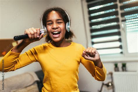 Foto De Cute Preteen Black Girl Holding Microphon Singing Karaoke At