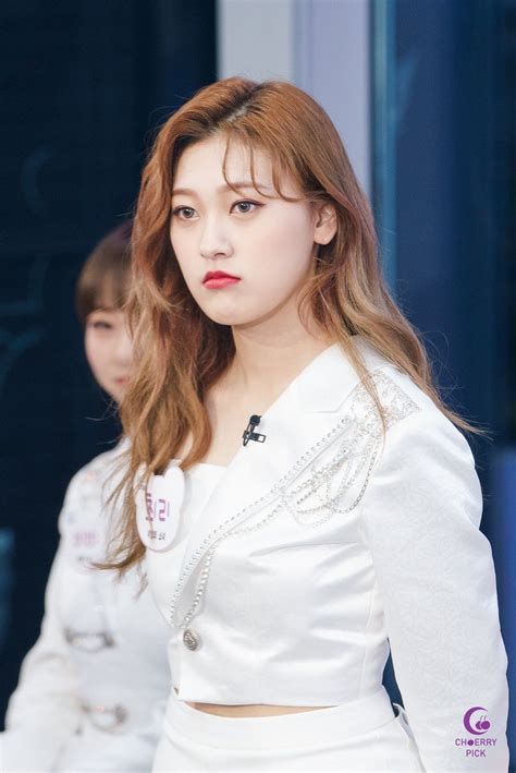 Pin By ₊̣̇ ෆ˟̑ ̑˚̑ ̑˟̑ෆ ₊̣̇ On Loona ~ 이달의 소녀 Fashion Women Girl