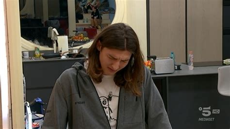 Cricca Vuole Andarsene Da Amici Maria De Filippi Costretta Ad Intervenire Lanostratv