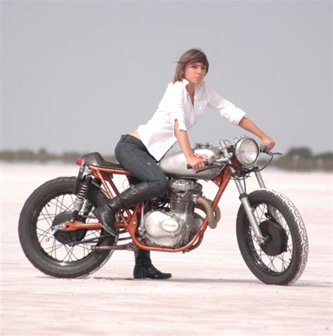 Girls On Motorcycles 32 Pics