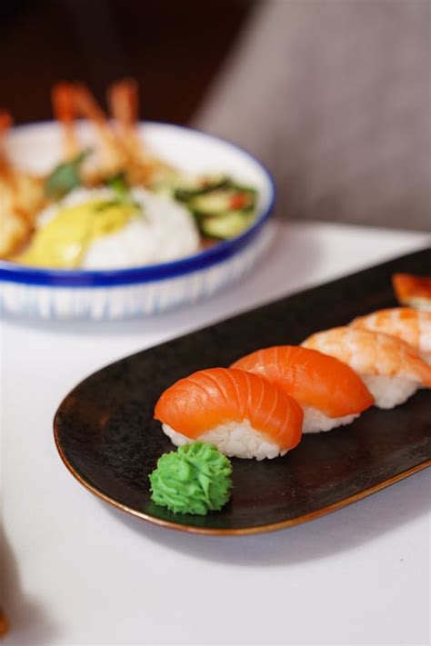 맛있는 새우 수직 쐈어 스시 식사 아시아 음식 연어 일본 요리 일본 음식 전통 음식 초밥 해산물 흑판에