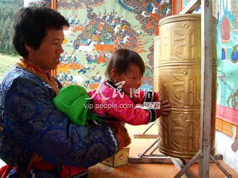 甘肃康乐：裕固族小姑娘兰·达娃卓玛剪头仪式 人民图片网